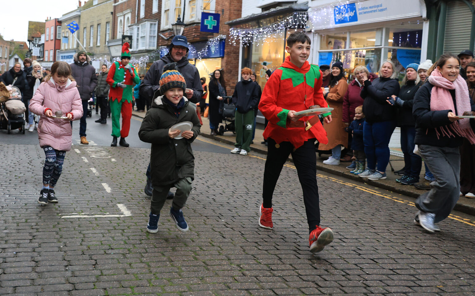 Pictures and video: Christmas in Rye pudding race | Rye News